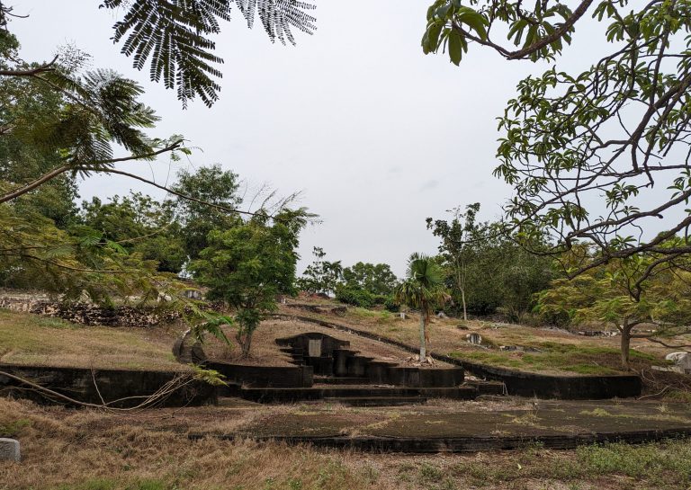 Wandeling op Bukit China in Melaka - Mysterieuze wandeling over ...